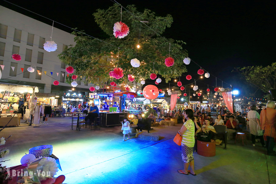 【清邁夜市】Night Bazaar長康路夜市：必逛傳統泰式紀念品與手工藝品，夜⽣活這裡天天有！ | BringYou